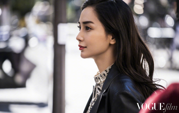 Angelababy演绎异国巴黎的街头插曲 法式风情中眼波流转 -- 眼界，放眼世界