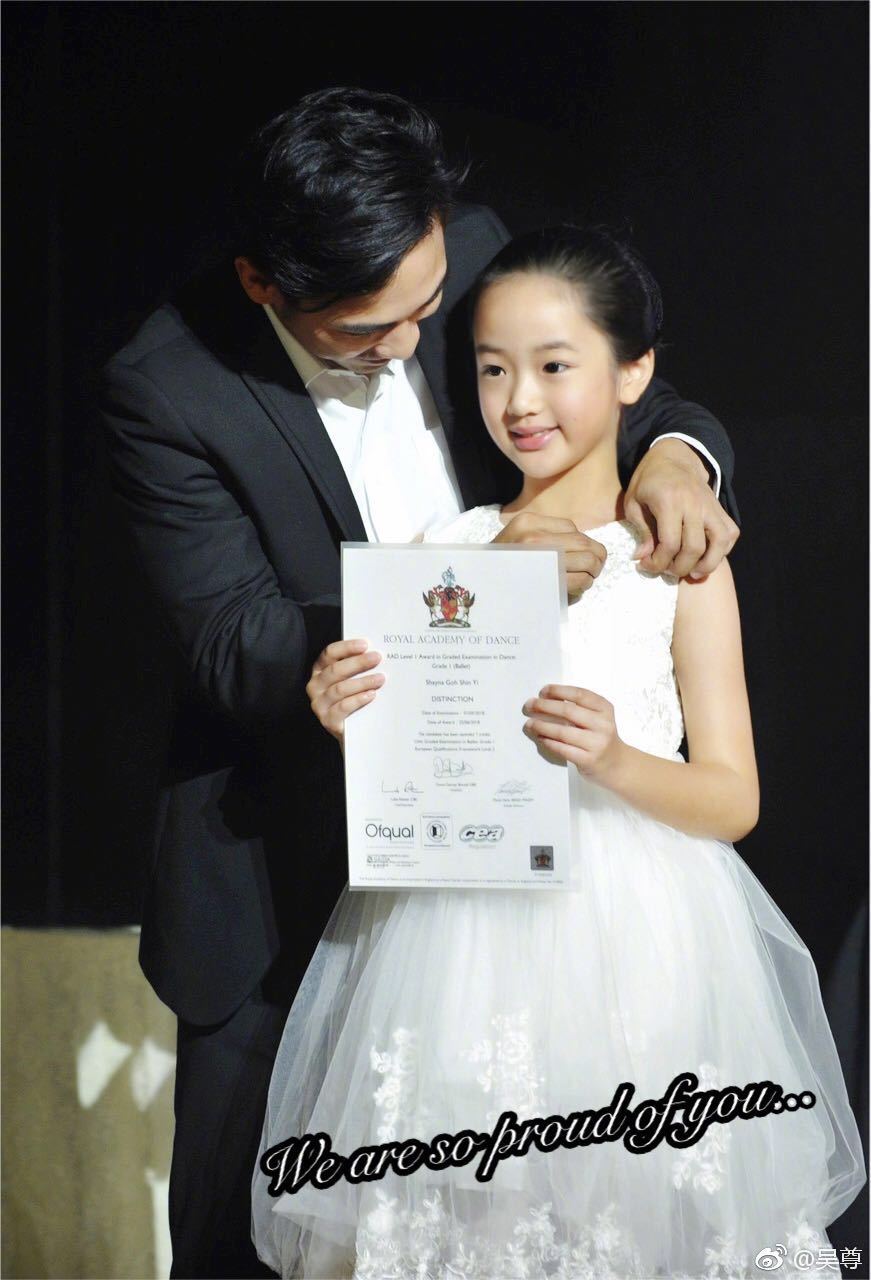 39岁吴尊携8岁女儿拍杂志，neinei美到认不出，网友：像兄妹 - 360娱乐，你开心就好