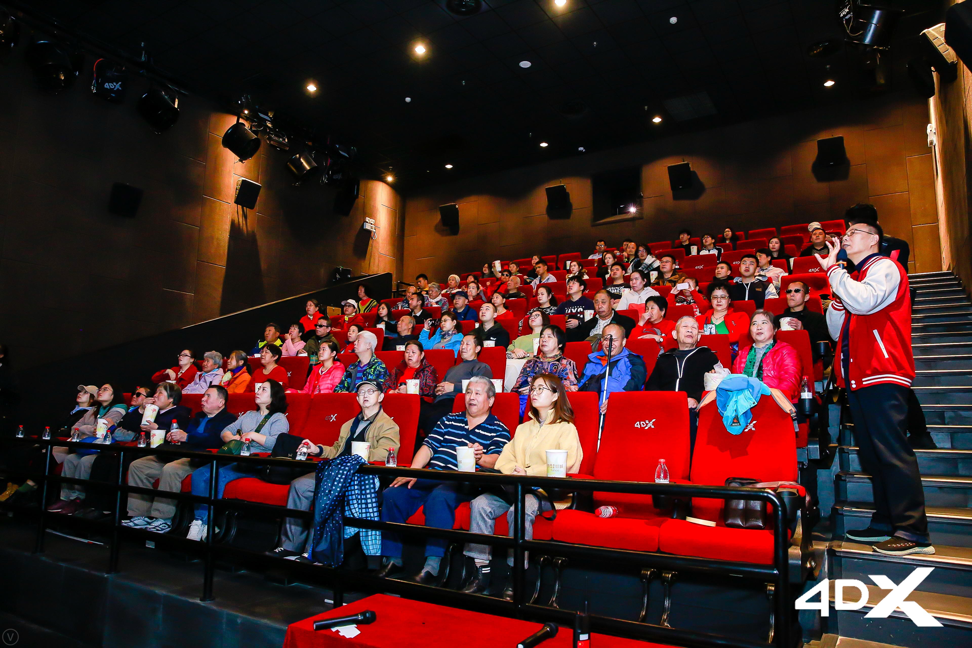 动感特效生动观影 4DX科技暖心引领盲人朋友沉浸电影世界 - 360娱乐，你开心就好