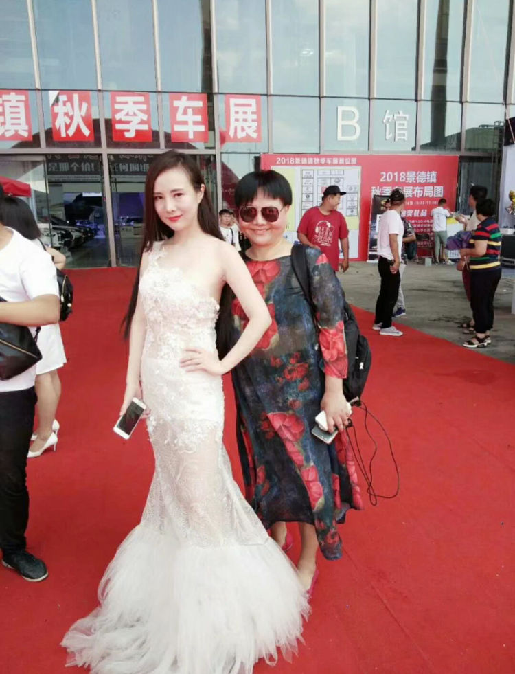 干露露重出江湖站台景德镇车展， 第一裸模”衣着得体不再暴露！ 360娱乐，你开心就好