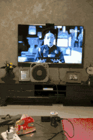 搞笑动态图GIF: 老婆说让我仔细看电视机，一会要给她说大致的剧情，我压力好大 - 360娱乐，你开心就好