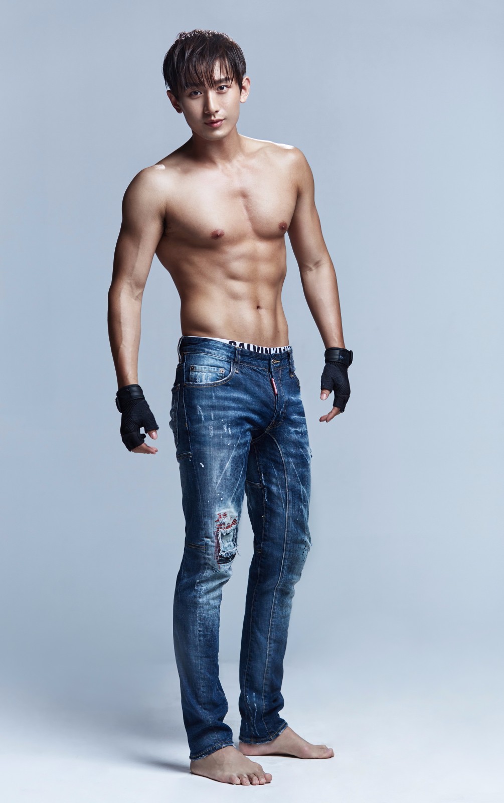 成毅8%体脂肌肉写真曝光 八块腹肌倒三角黄金比例 - 360娱乐，你开心就好