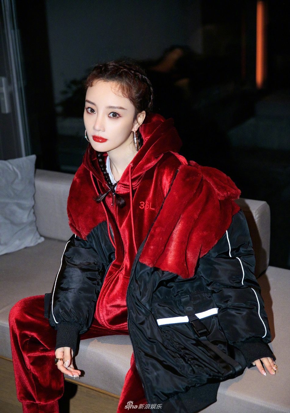 李小璐晒出最新美照凸显好身材，紧身衣搭配高腰绑带牛仔裤 眼界，放眼世界