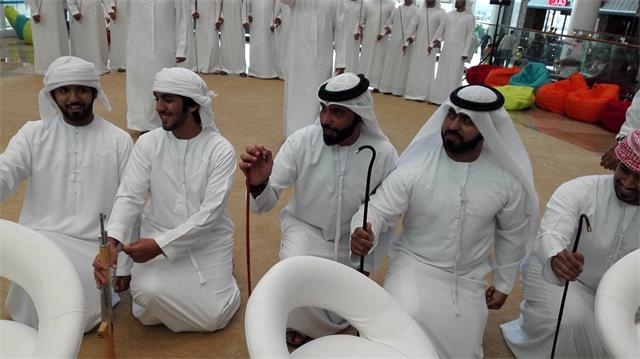 阿联酋最具有特色的传统的民间表演“棍舞”,男子穿着白袍拿着棍子跳舞 - 360娱乐，你开心就好