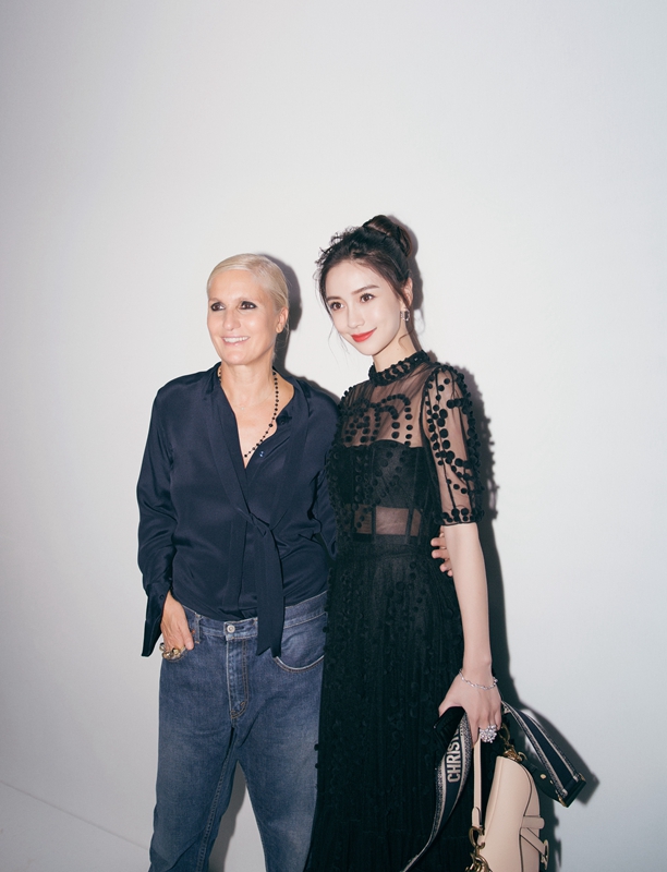 Angelababy演绎法式浪漫 在漫天花瓣下岁月静好 -- 眼界，放眼世界