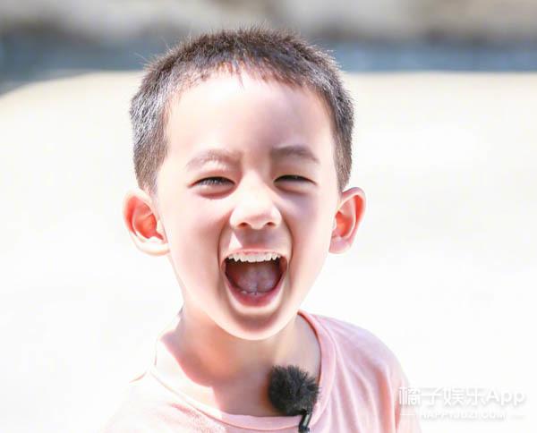 Jasper在自家阳台看星星，这阳台比我房间还大啊... - 360娱乐，你开心就好