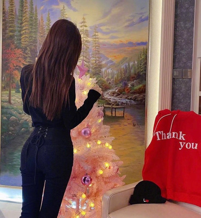 李小璐晒出最新美照凸显好身材，紧身衣搭配高腰绑带牛仔裤 眼界，放眼世界