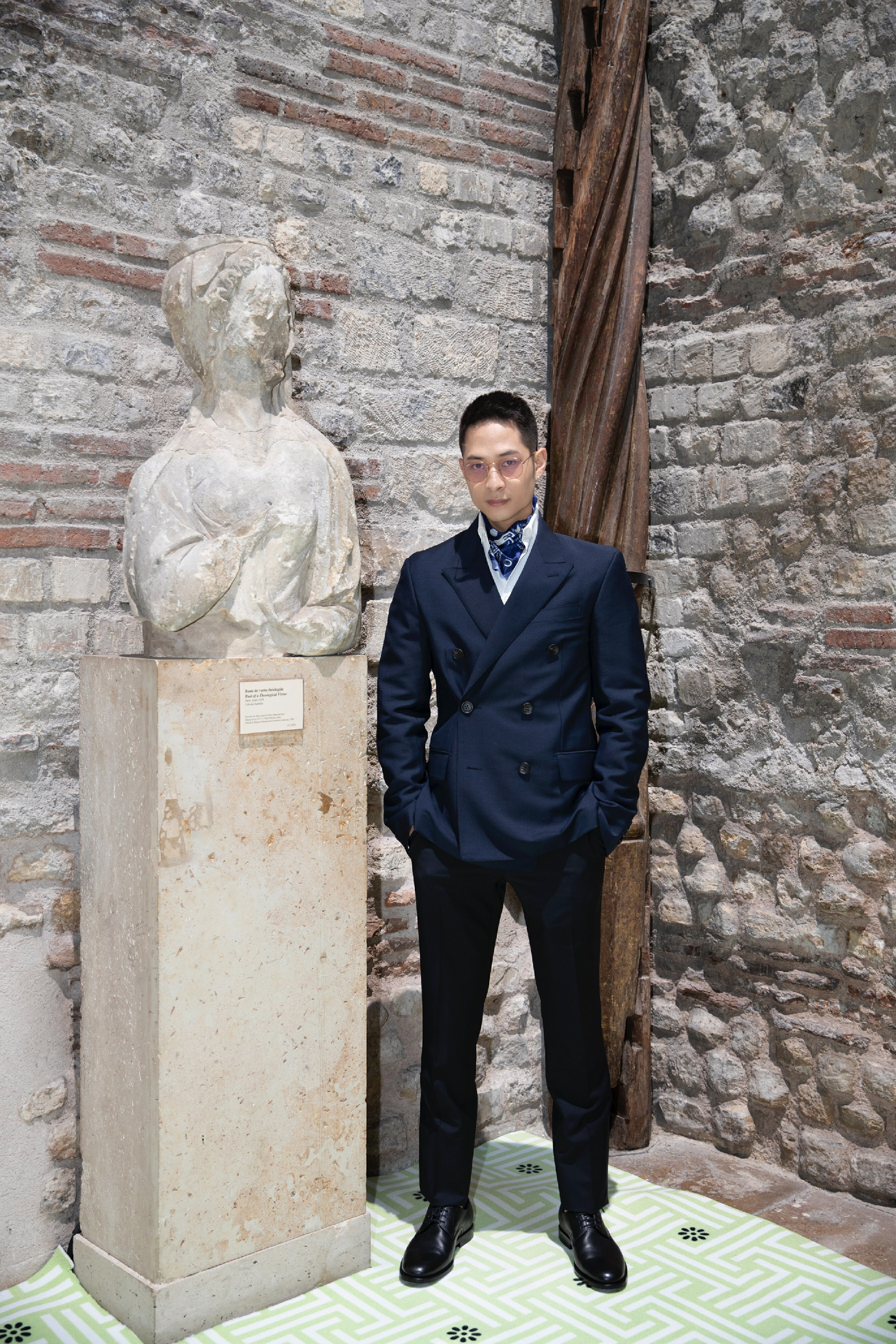 陈燃巴黎时装周与Mark Luu西装CP成街头焦点 - 360娱乐，你开心就好