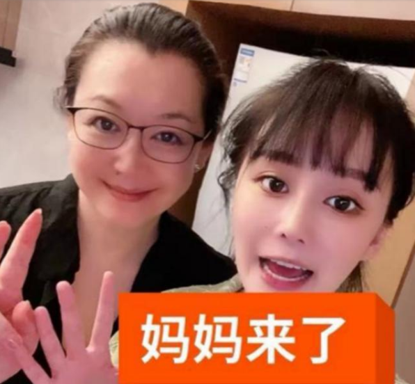 赵本山54岁妻子罕见出镜 与女儿同框知性优雅 360娱乐，你开心就好