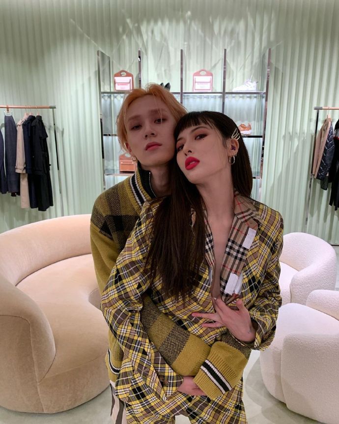 泫雅晒与男友日常合照 亲密背后抱大方秀恩爱 -- 眼界，放眼世界